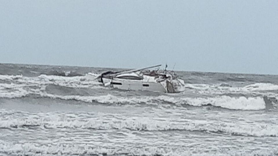 Suspicious Boat: ಮಹಾರಾಷ್ಟ್ರ ಕರಾವಳಿಯಲ್ಲಿ ಶಸ್ತ್ರಾಸ್ತ್ರ ತುಂಬಿದ ಶಂಕಿತ ದೋಣಿ ...