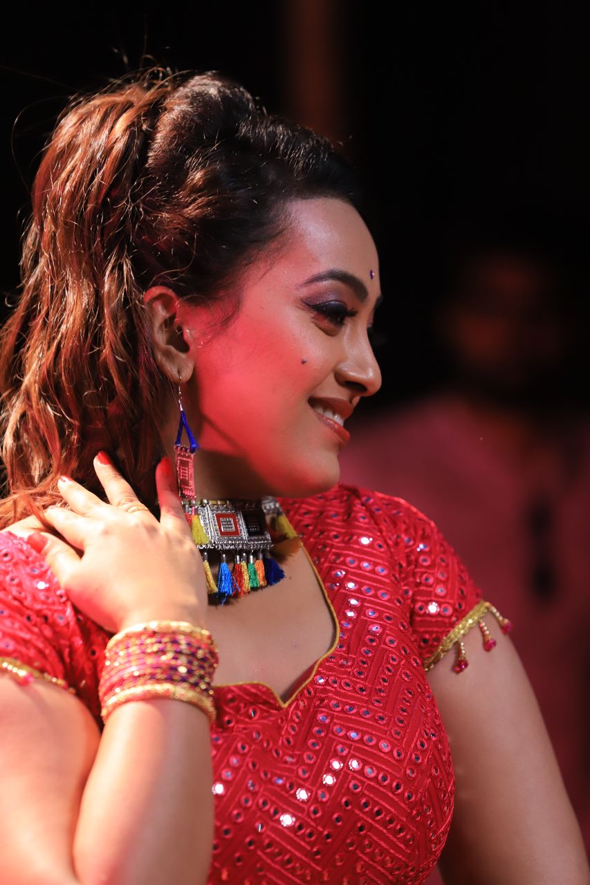 Inamdar Silku milku song: ʻಇನಾಮ್ದಾರ್‌ʼ ಜತೆ ಬೋಲ್ಡ್‌ ಆಗಿಯೇ ಕುಣಿದ ಎಸ್ತರ್‌ ನರೋನಾ..-actress ester ...