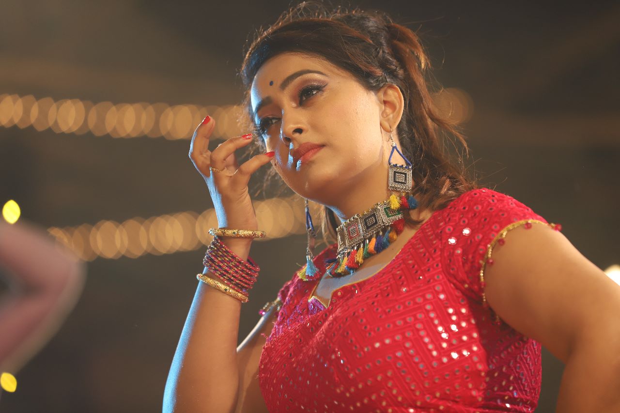 Inamdar Silku milku song: ʻಇನಾಮ್ದಾರ್‌ʼ ಜತೆ ಬೋಲ್ಡ್‌ ಆಗಿಯೇ ಕುಣಿದ ಎಸ್ತರ್‌ ನರೋನಾ..