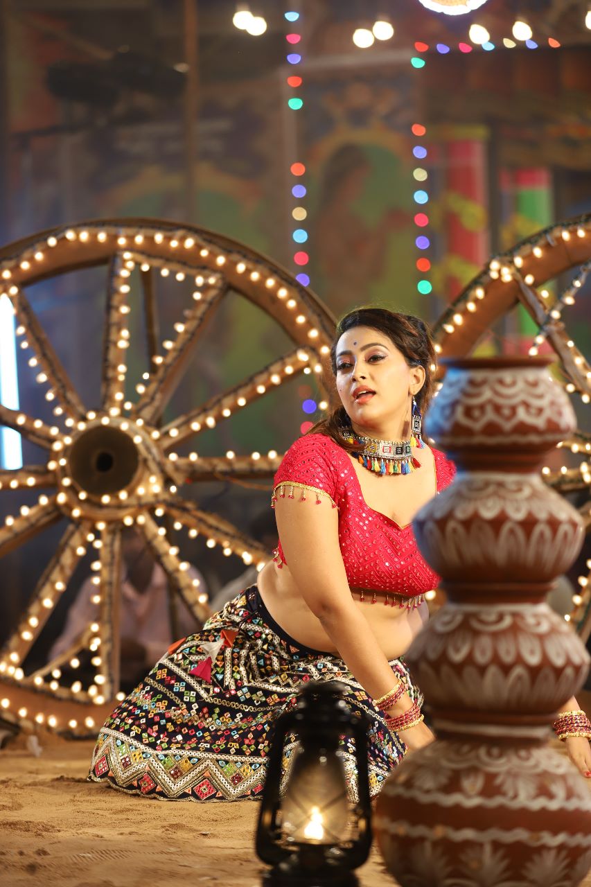 Inamdar Silku milku song: ʻಇನಾಮ್ದಾರ್‌ʼ ಜತೆ ಬೋಲ್ಡ್‌ ಆಗಿಯೇ ಕುಣಿದ ಎಸ್ತರ್‌ ನರೋನಾ..-actress ester ...