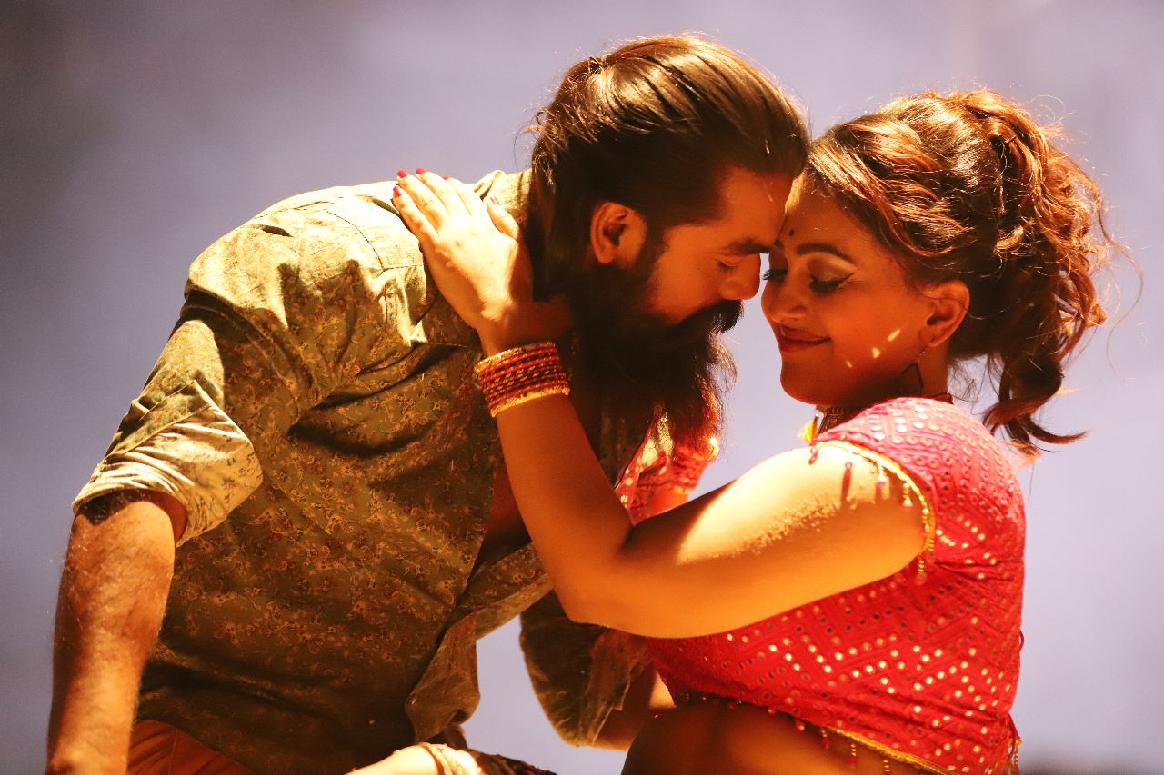 Inamdar Silku milku song: ʻಇನಾಮ್ದಾರ್‌ʼ ಜತೆ ಬೋಲ್ಡ್‌ ಆಗಿಯೇ ಕುಣಿದ ಎಸ್ತರ್‌ ನರೋನಾ..