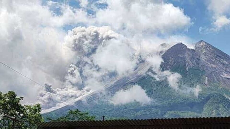 Indonesia Merapi volcano: ಇಂಡೋನೇಷ್ಯಾದಲ್ಲಿ ಜ್ವಾಲಾಮುಖಿ ಸ್ಫೋಟ; ಅಪಾರ ...