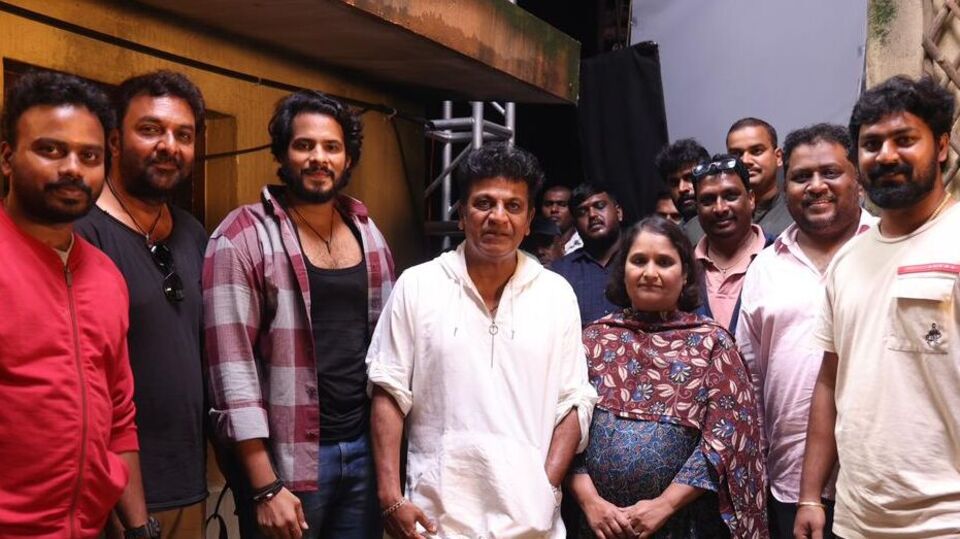 Shiva Rajkumar: ನಿಖಿಲ್ ಕುಮಾರ್ ಸಿನಿಮಾ ಸೆಟ್‌ಗೆ ದಿಢೀರ್ ಭೇಟಿ ನೀಡಿದ ಶಿವಣ್ಣ