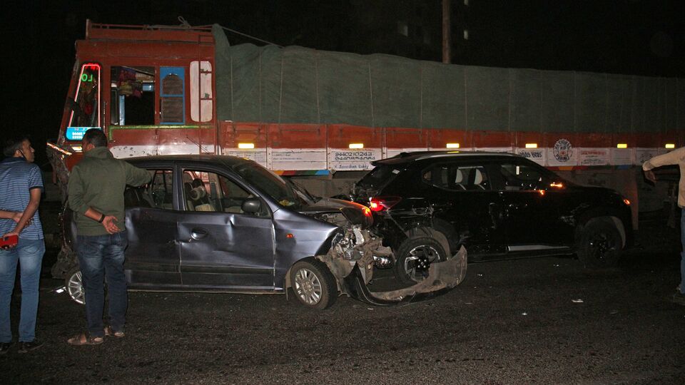 Navale Bridge accident : नवले पुलाजवळील अपघाताला कारणीभूत ठरणाऱ्या फरार ...