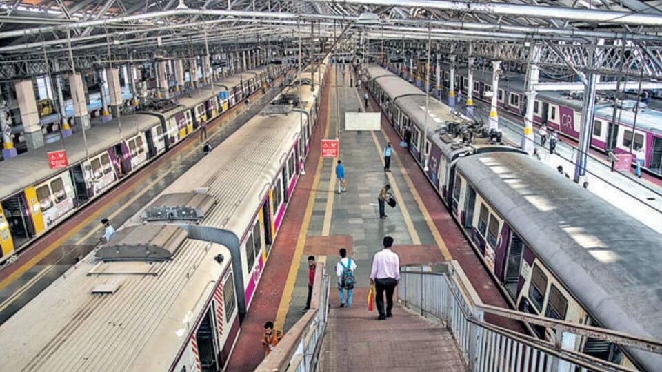 स्वच्छ भारत योजनेत मध्य रेल्वेचे अनोखे योगदान; CSMT स्टेशनवर रेल्वे ...