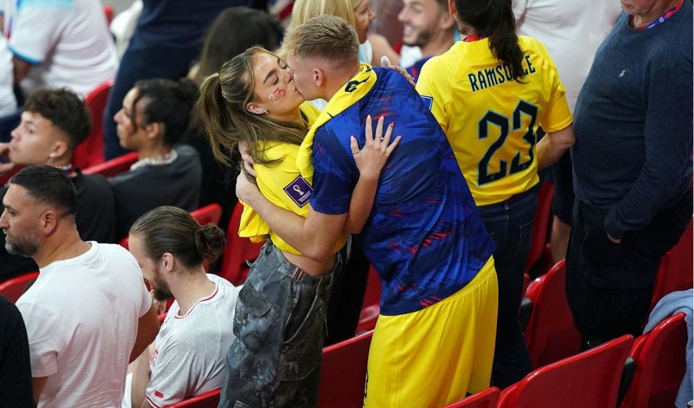 FIFA WC 2022: कतारमध्ये भर मैदानात रोमान्स, इंग्लंडच्या खेळाडूनं ...