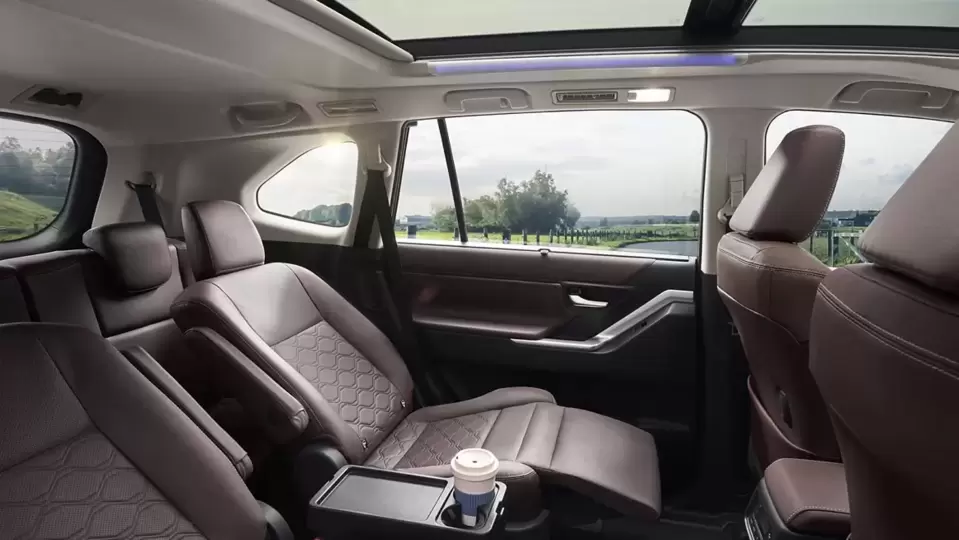 Toyota waiting : ‘या’ गाडीवर ६ महिने वेटिंग, खरेदीसाठी ग्राहकांची झुबंड ...