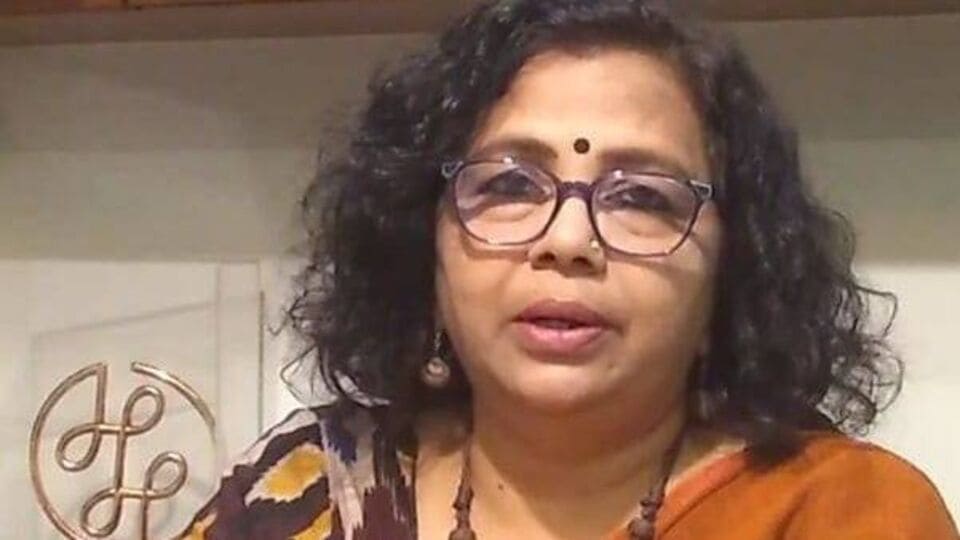 Pradnya Pawar : सरकारचा निषेध करता प्रज्ञा दया पवार यांनी दिला साहित्य ...