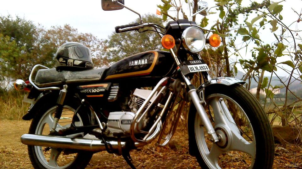 Yamaha RX100 : यामाहा आरएक्स १०० नव्या रुपात, रजनीकांत व अजय देवगणची ही पहिली पसंती