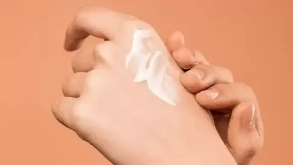 Tips For Soft Hands: हिवाळ्यात हात मऊ ठेवण्यासाठी फॉलो करा ‘या’ टिप्स!-how to keep your hands ...