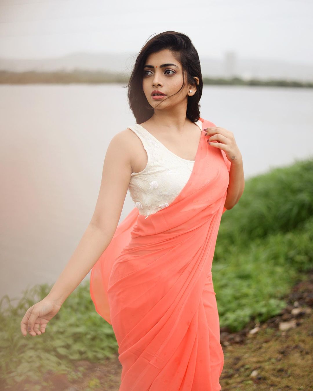 Photo: साडी लूकला हॉटनेसचा तडका, ‘बिग बॉस मराठी’ फेम अभिनेत्रीने वाढवला ...