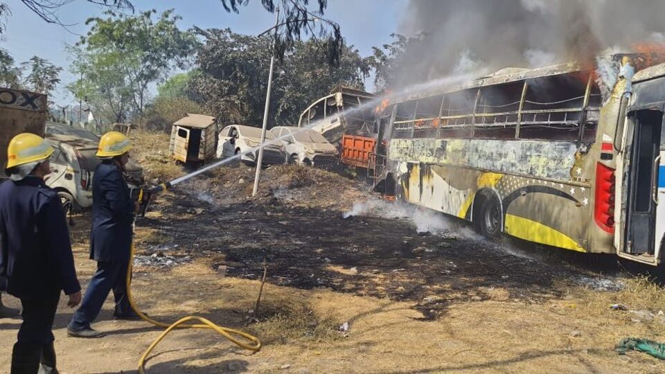 Pune Fire : विश्रांतवाडी आरटीओ कार्यालयात अग्नीतांडव; जप्त केलेल्या बस ...