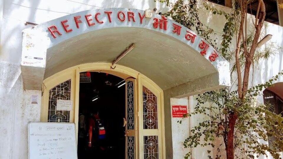 Refectory Meal : पुणे विद्यापीठात विद्यार्थ्यांच्या जेवणात अळ्या ...