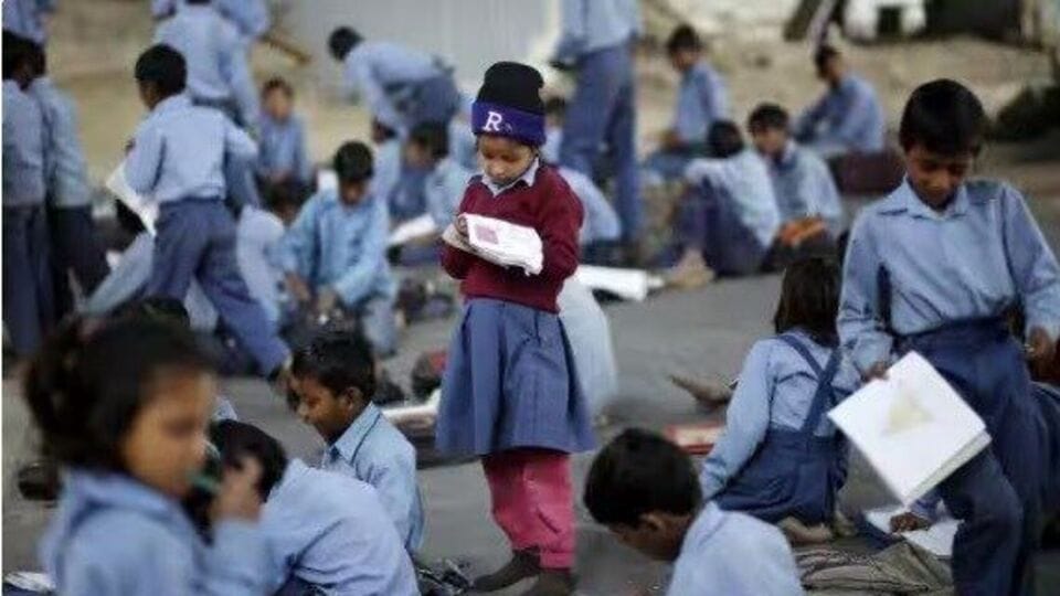 India population : लोकसंखेच्या बाबतीत भारतानं चीनला पछाडलं; बनला जगातील ...