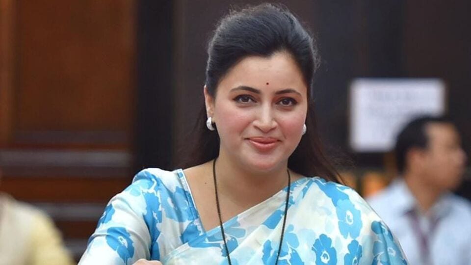 Navneet Rana: खासदार नवनीत राणा यांना न्यायालयाचा दणका, वडील हरभजन सिंह ...