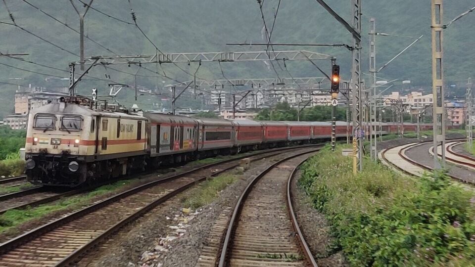 LTT-Haridwar Express : धुक्यामुळे रद्द झालेली लोकमान्य टिळक टर्मिनस ...