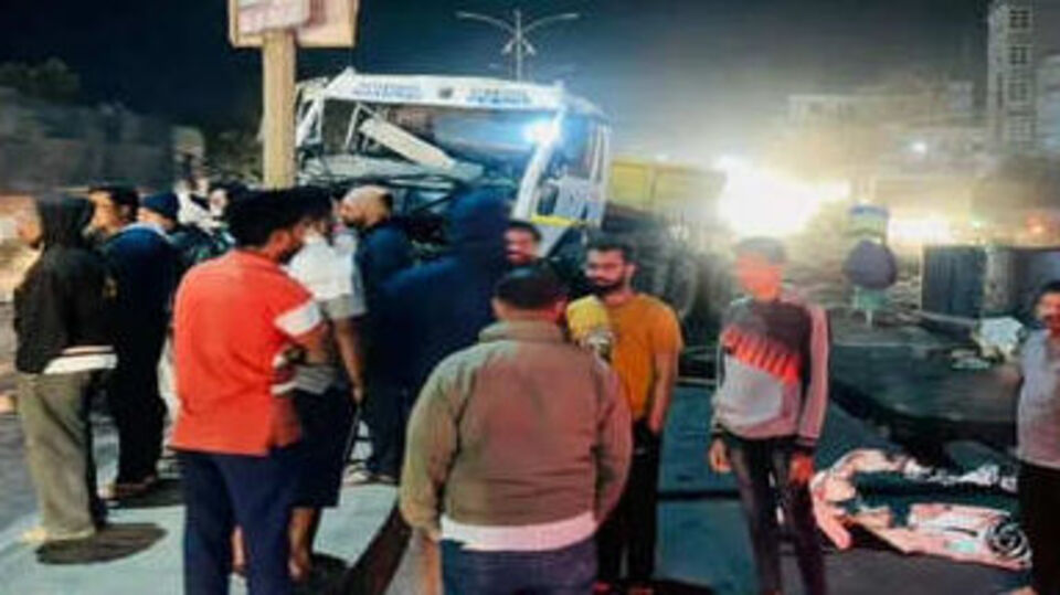 Pune Solapur highway Accident : पुणे सोलापूर मार्गावर भीषण अपघात; भरधाव कंटेनरची एकमेकांना धडक ...