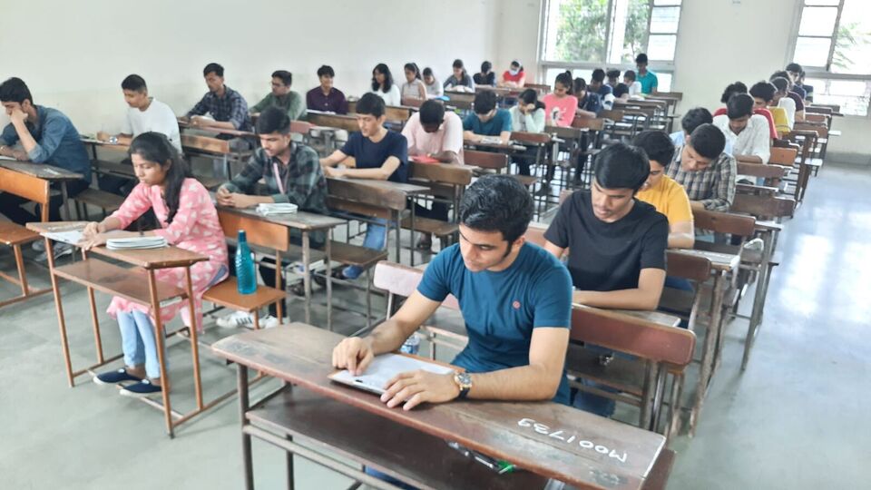 HSC Exam : इंग्रजीच्या पेपरमध्ये चूक; विद्यार्थ्यांना जादा गुण मिळणार ...