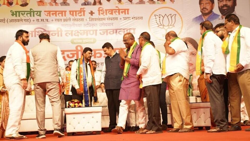 पुणे पोटनिवडणुकीच्या तोंडावर आघाडीला मोठा धक्का, काँग्रेसच्या बड्या ...