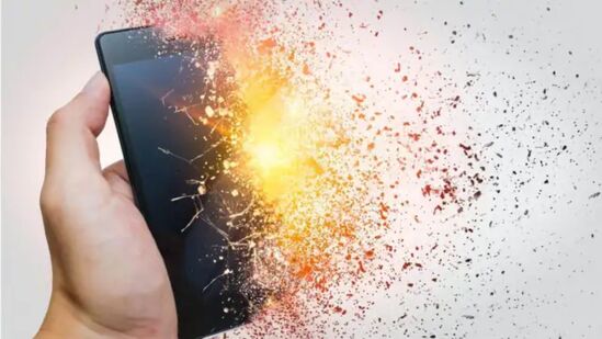 Mobile Explosion: चार्जिंगला लावलेल्या मोबाईलचा स्फोट; वृद्ध व्यक्तीचा ...