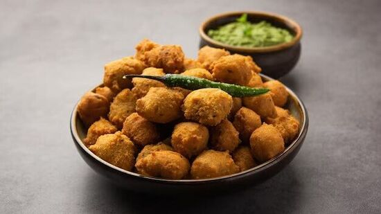 Pakode Recipe: धुलिवंदनचा उत्साह द्विगुणीत करण्यासाठी बनवा क्रिस्पी मूग ...