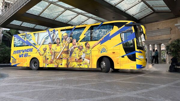 CSK IPL 2023 : रहाणे-स्टोक्सची संघात एन्ट्री, CSKच्या बसचा नवा लुक ...