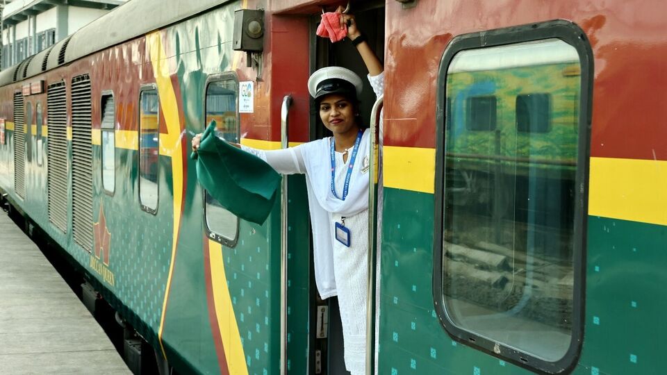 Women Train Pilot: मुंबई-पुणे ‘डेक्कन क्वीन’ची संपूर्ण धुरा महिला ...