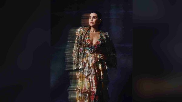 Karisma Kapoor सो कलरफुल करिश्मा कपूरच्या लॅक्मे लूकवर खिळल्या साऱ्यांच्या नजरा Karisma