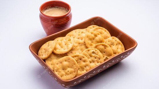Mathari Recipe: चणा डाळीपासून बनवा कुरकुरीत मठरी, चहाची मजा होईल द्विगुणीत
