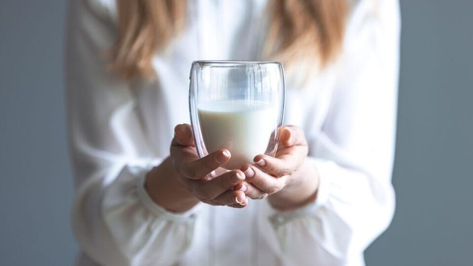 गरम की थंड, कोणते दूध प्यावे? नकळत चूक तर करत नाही ना?