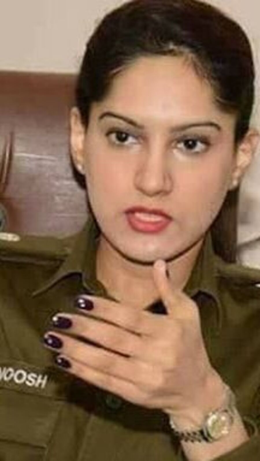 पाकिस्तानच्या ‘या’ सुंदर महिला पोलीस अधिकाऱ्याने वाढवला इंटरनेटचा पारा ...