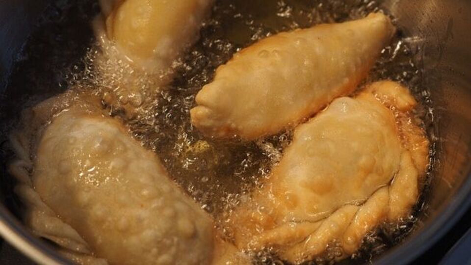 Less Oil Cooking Tips: कमी तेलात स्नॅक्स बनवयाचं आहे? उपयोगी पडतील या टिप्स