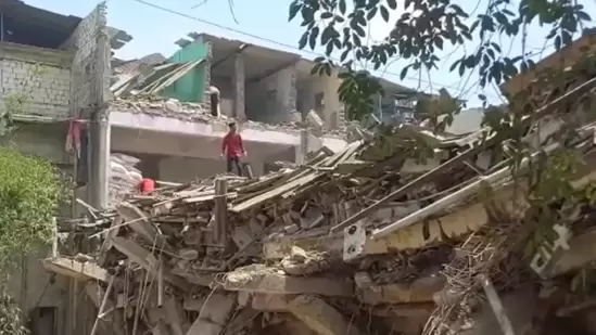 Bhiwandi building collapse : देव तारी त्याला.. २० तासानंतर ...