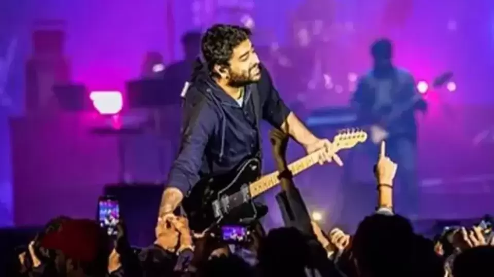 Arijit Singh Concert : लाईव्ह कॉन्सर्टमध्ये महिलेने अरिजीतचा हात खेचला ...