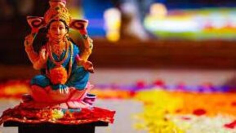 Lakshmi Mata Pooja : प्रगतीचे मार्ग उघडतील, पायाशी संपत्ती लोळण घेईल