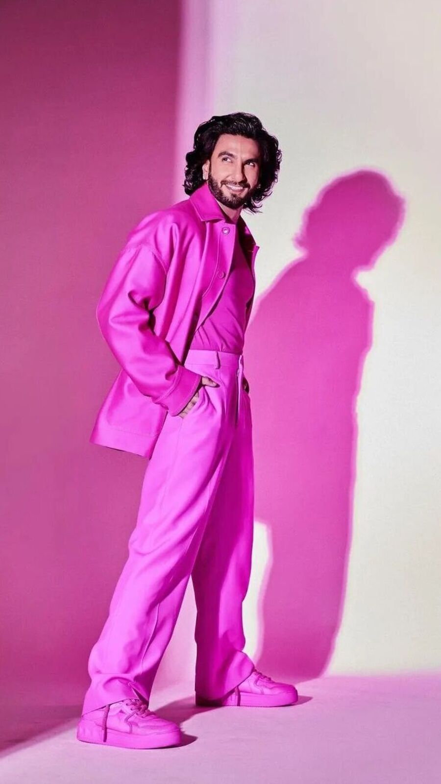 पिंक ब्लेझर ट्रेंडमधील अभिनेते