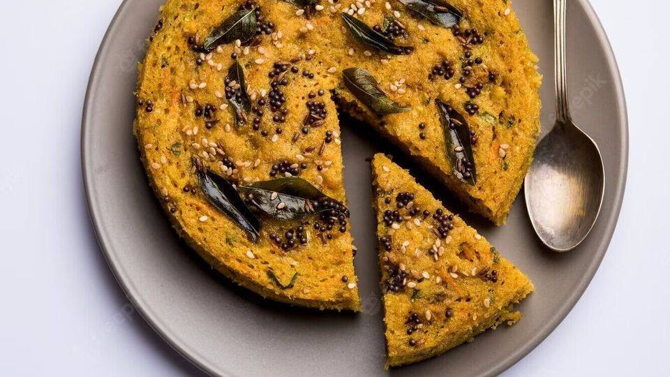 Handvo Recipe: नाश्त्यात बनवा स्वादिष्ट गुजराती हांडवो! जाणून घ्या सोपी ...