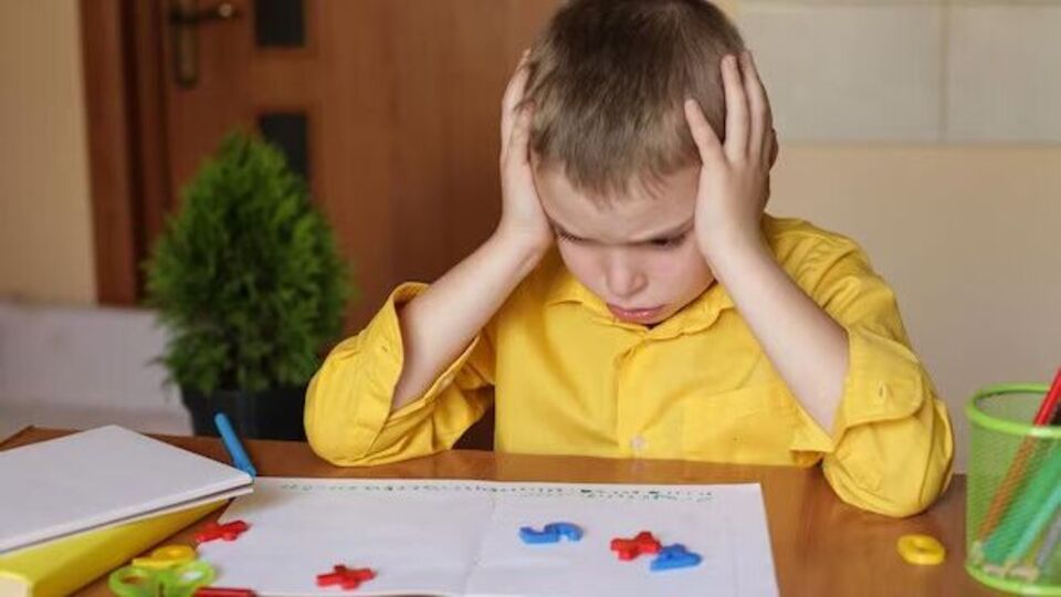 Stress in Kids: मुलांना 'या' गोष्टींमुळे जाणवतं प्रेशर, दुर्लक्ष करू नका