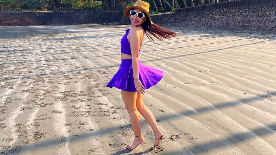 Shreya Bugde: स्विमिंग ड्रेसमध्ये श्रेया बुगडेच्या मादक अदा!