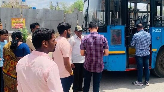 Pune PMPML Bus : पुण्यात दारुड्या पीमपीएमएल बसचालकाचा प्रताप; दारु पिऊन बस घुसवली थेट नो एन्ट्रीत