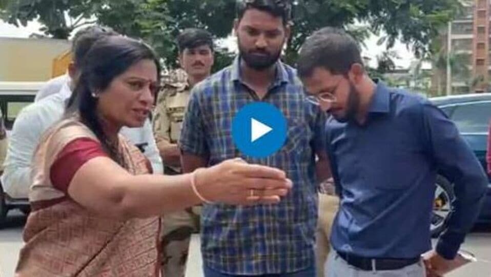 Mla Geeta jain : भाजप आमदार गीता जैन यांनी अभियंत्याच्या कानशिलात ...