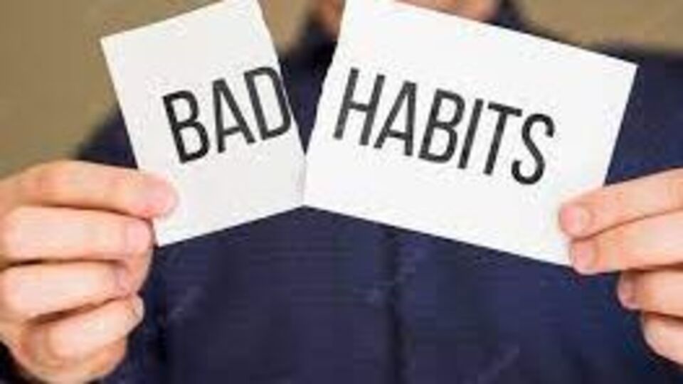 Bad Habbits : तुम्हाला या पाच सवयींपैकी काही आहेत का? असल्यास बंद करा ...