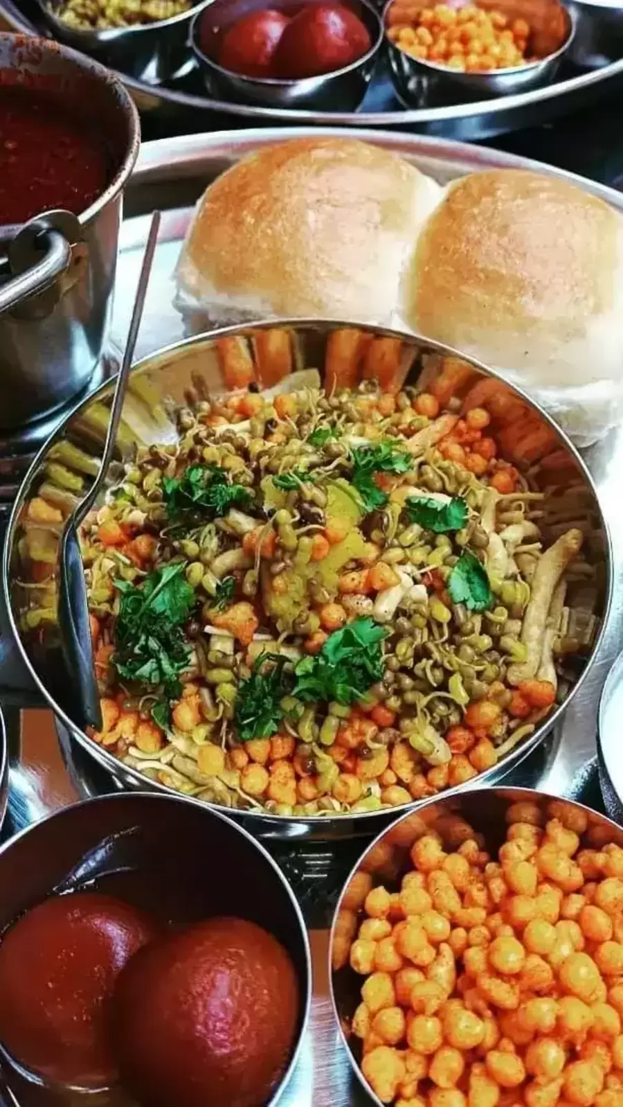 पुण्यात झणझणीत मिसळ कुठे मिळते?, पाहा टॉप हॉटेल्स!