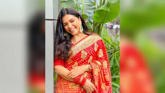 Deepa Parab: बांदणीची साडी अन् चेहऱ्यावर दिलखुलास हसू... ‘बाईपण भारी ...