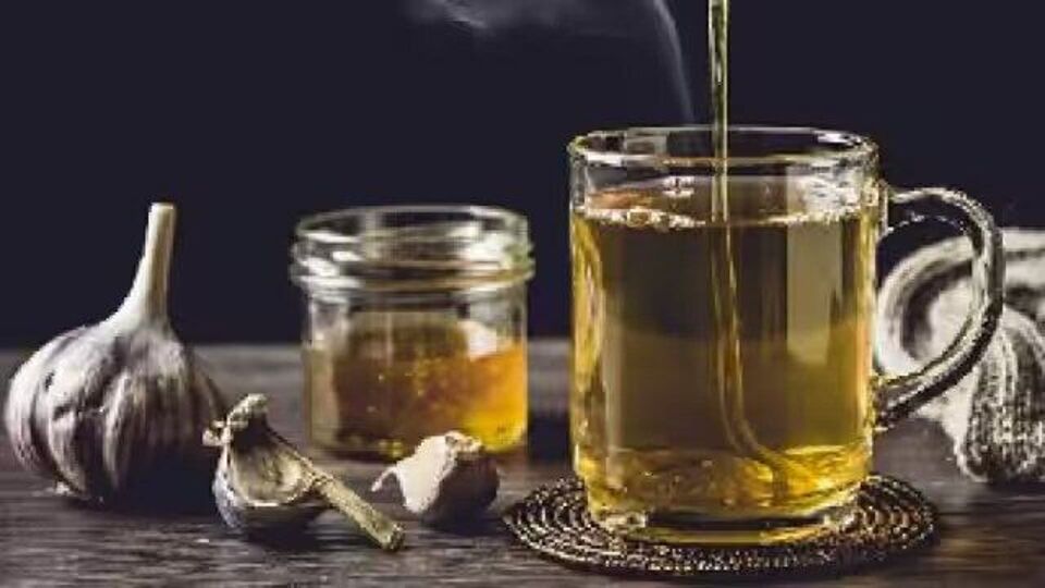 Garlic Tea: लठ्ठपणाला कंटाळलात? रिकाम्या पोटी प्या लसणाचा चहा, काही ...