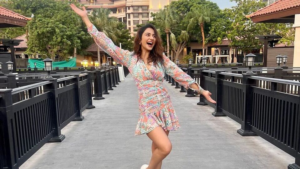 Rakul Preet Singh: कुटुंबीयांसोबत राकुल प्रीत घेते सुट्ट्यांचा आनंद ...