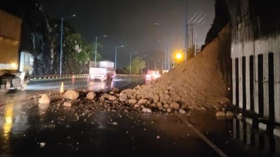 Mumbai Pune express way : मुंबई-पुणे मार्गावर पुन्हा दरड कोसळली; कामशेत ...