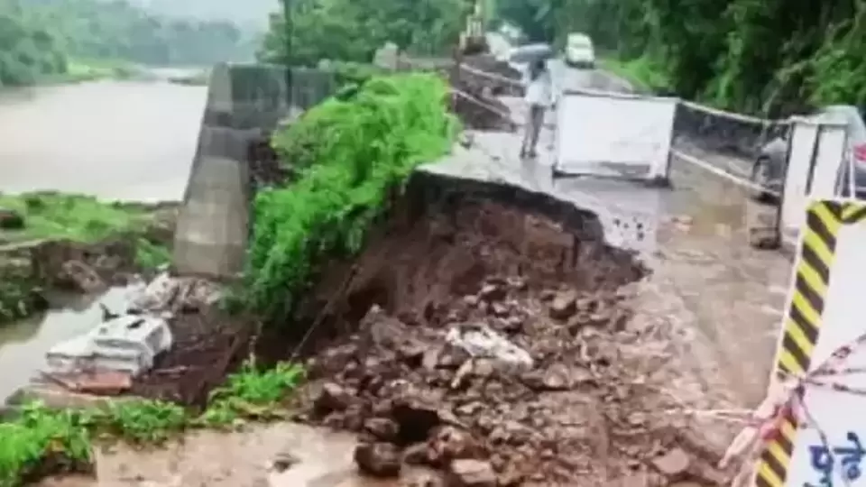 Pune Bhimashakar : भीमाशंकरला जाणाऱ्या रस्त्याला पडले भगदाड; रस्त्याने ...