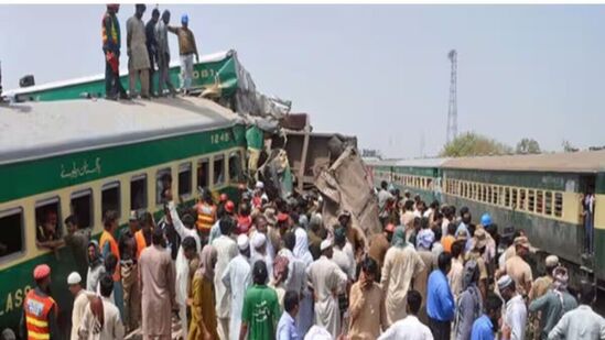 Pakistan Train Accident: पाकिस्तानमध्ये हजारा एक्स्प्रेसला अपघात; २२ ...