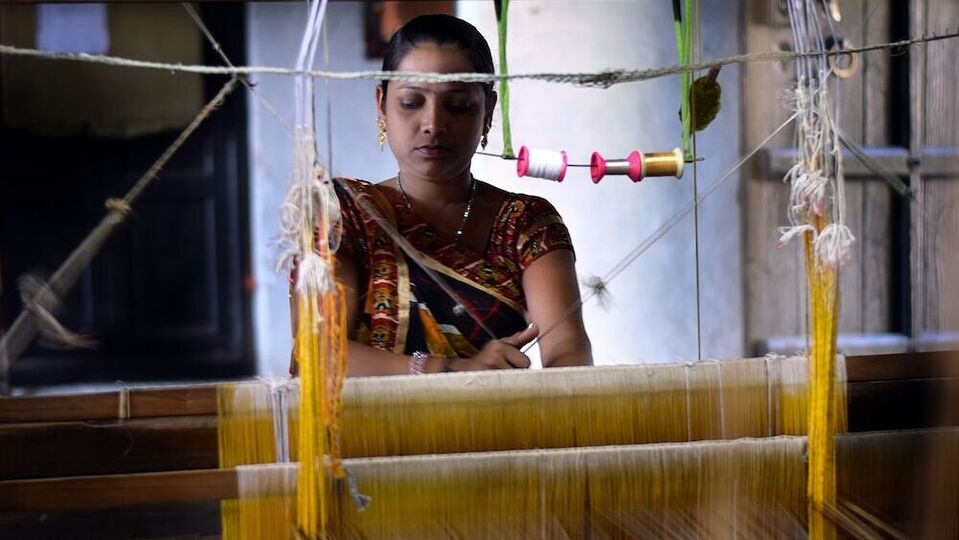 National Handloom Day: चंदेरी सिल्कपासून कलमकारी भरतकामापर्यंत ...